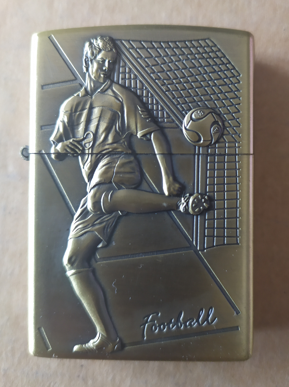 Bricheta aurie tip Zippo Football model 1 - Bestial.ro