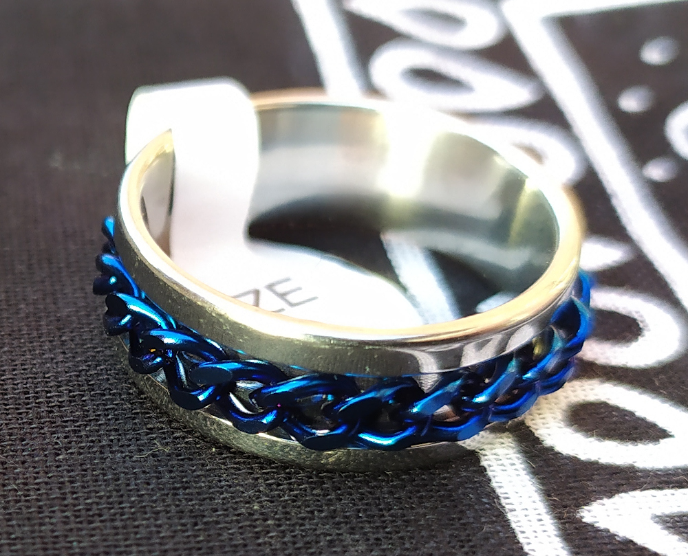 Inel de inox antistres argintiu cu lant albastru (mesh) - Bestial.ro