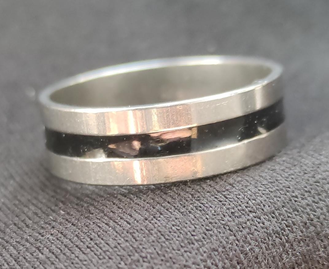 Inel de inox JBG cu o dunga neagra - Bestial.ro