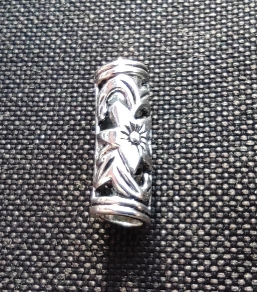 Inel lung argintiu pentru barba sau par model floral - Bestial.ro