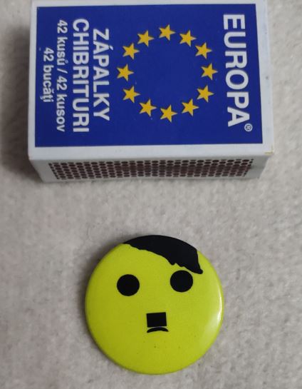 Insigna 3 cm HITLER SMILEY (SHK) - Bestial.ro