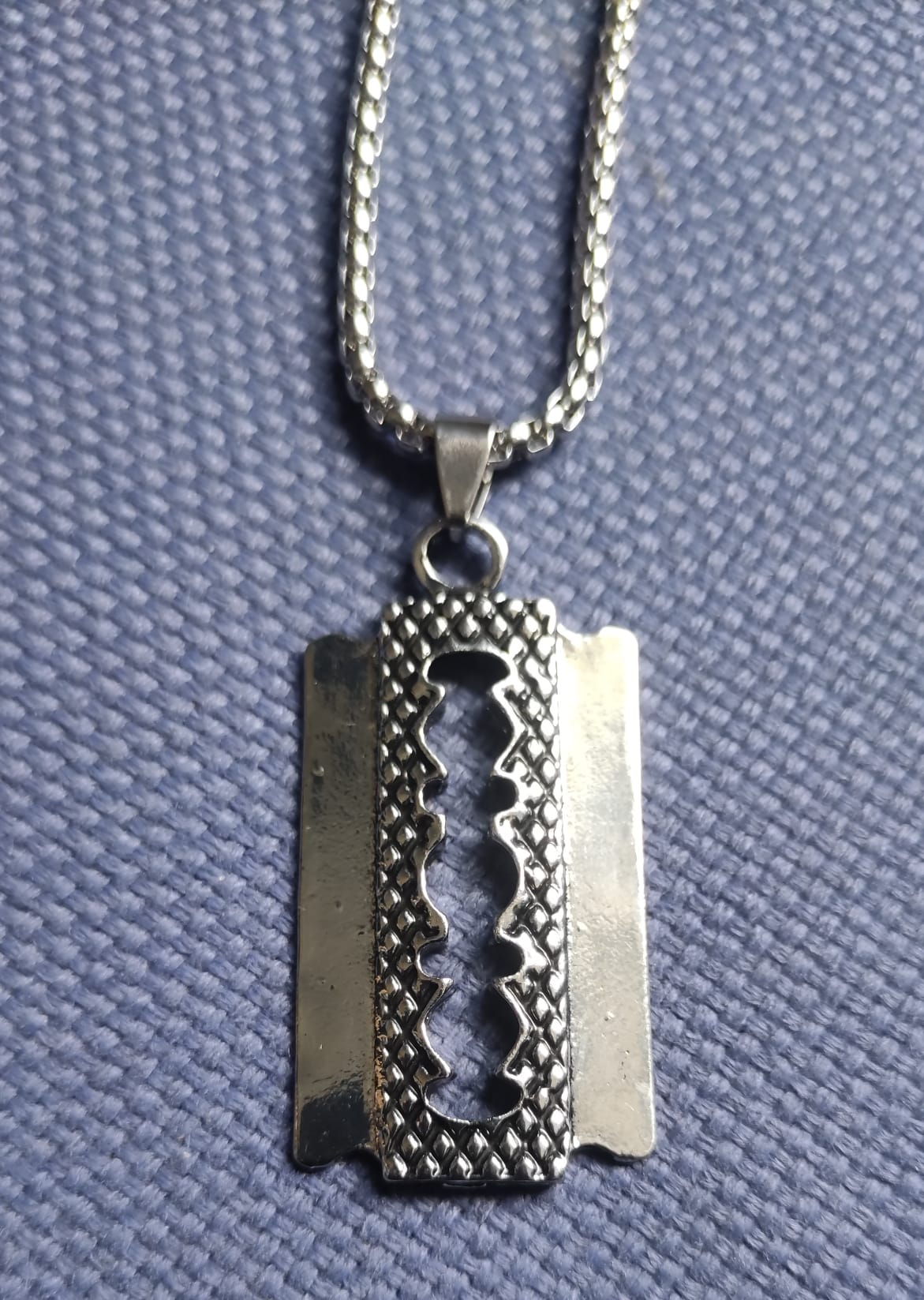 Medalion Solid Rock MEDIUM RAZORBLADE - Bestial.ro