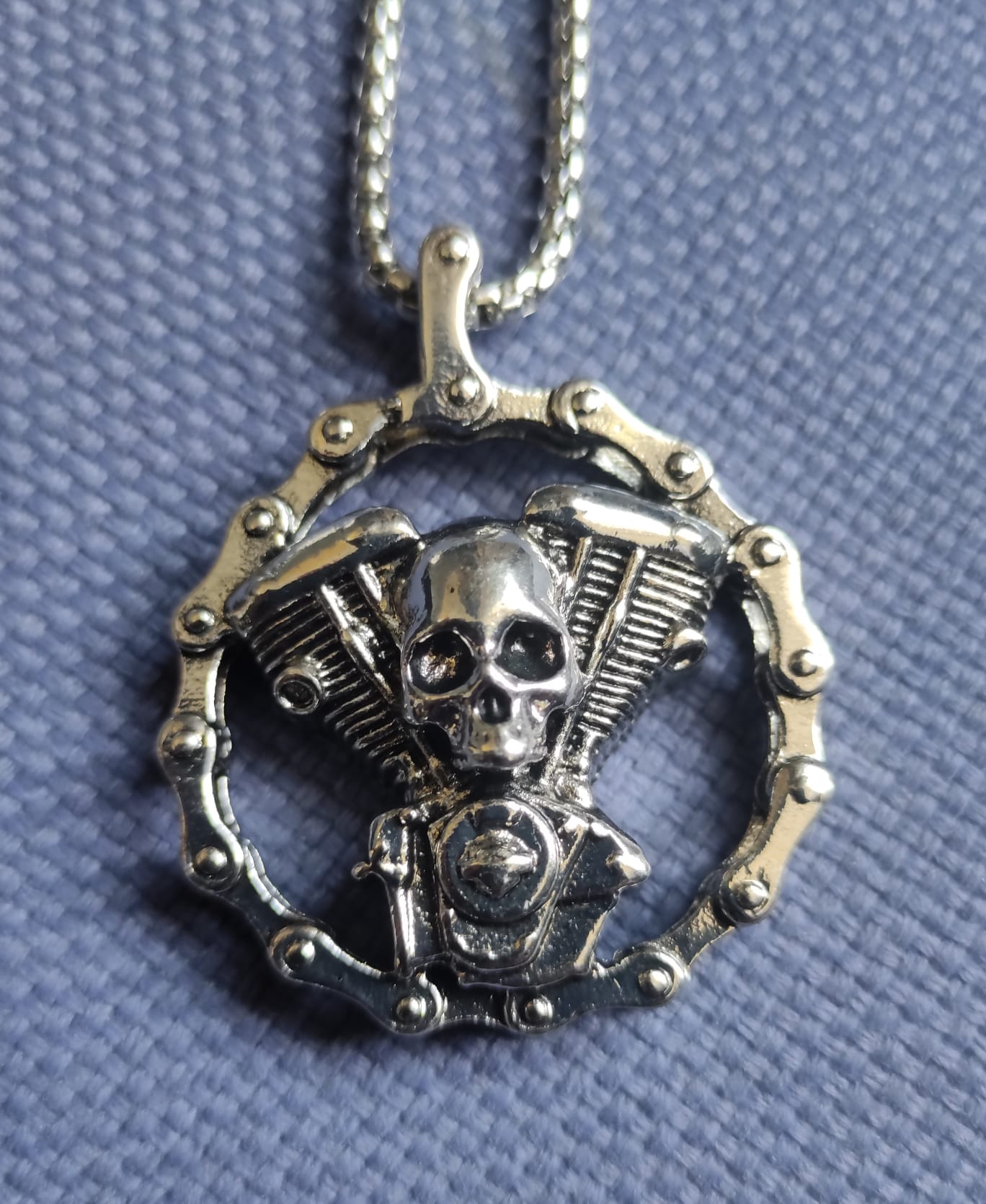 Medalion Solid Rock SKULL and PISTONS - Bestial.ro