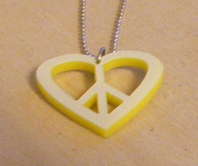 Medalion de plastic Inima galbena (EXL) - Bestial.ro