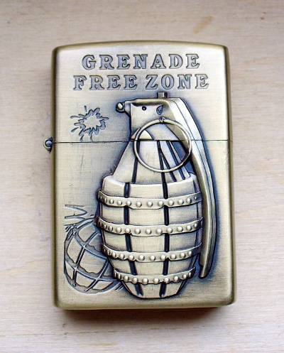 Bricheta aurie tip Zippo Grenade Free Zone - Bestial.ro