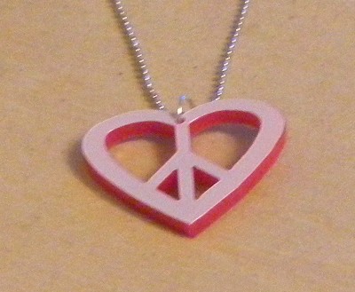 Medalion de plastic Inima roz (EXL) - Bestial.ro